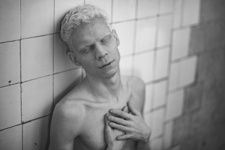 Ángel griego que lejos está de casa – Human experience